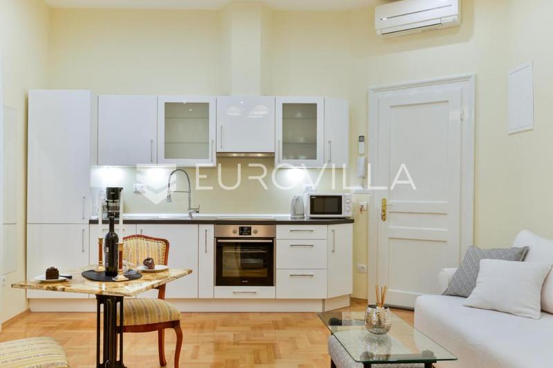 Zadar, Branimirova obala, trosoban stan s pogledom na ...