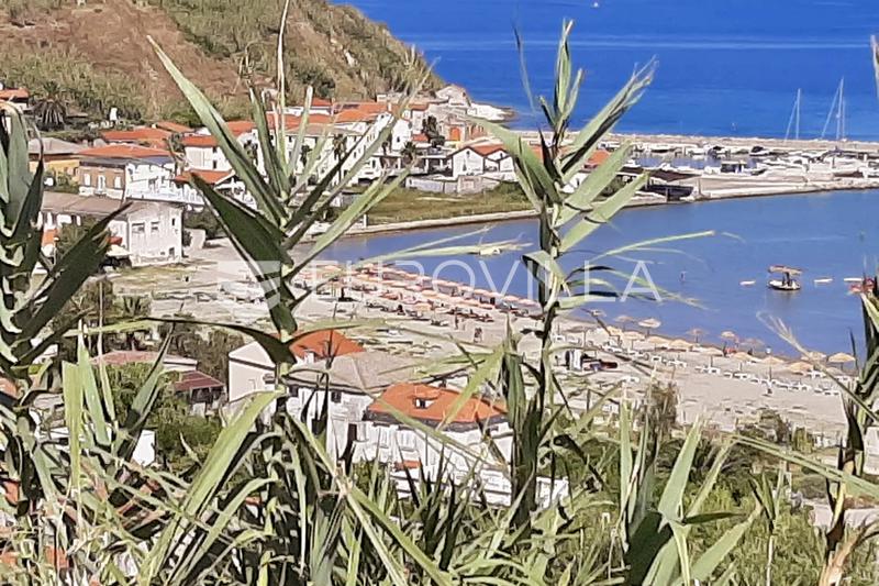 Mali Lošinj, Susak, tradicionalna kamena kuća uz glavn...